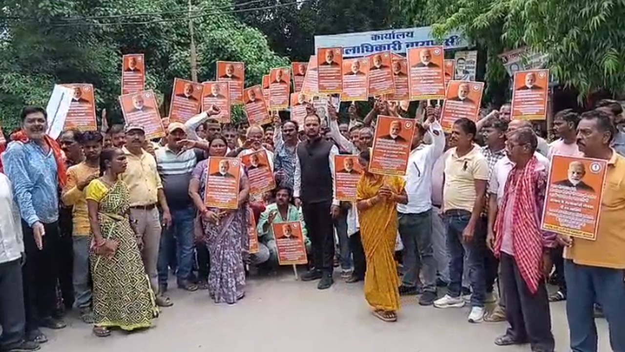 Varanasi Street Vendors Protest Police Harassment; DM Assures Immediate ...