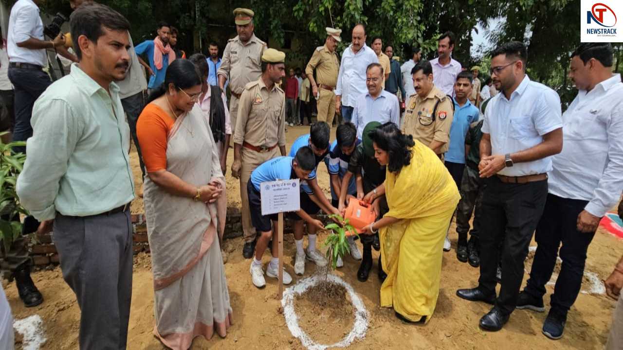 BJP MLA planted a sapling, DM-SSP were present| Etawah News | Etawah News: भाजपा विधायक ने किया ...