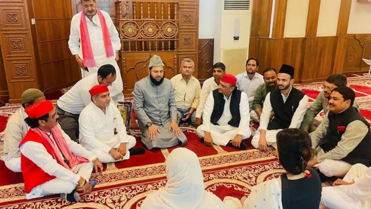 Dimple Yadav reached mosque without covering her head| Maulana angry ...