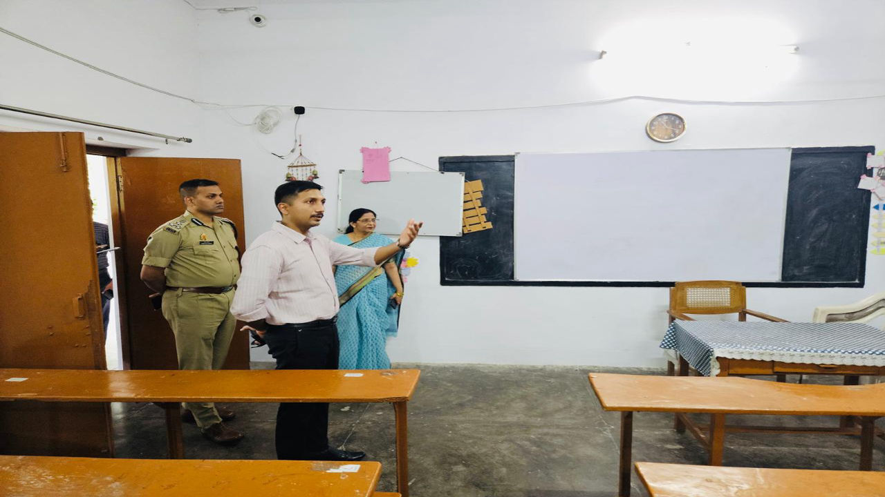 UP RO ARO exam | Lucknow DM inspection | Exam center check | RO ARO ...