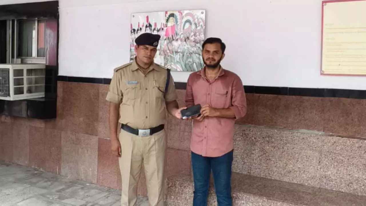 Chandauli News| RPF Recovers Lost Mobile Phone Brings Joy to Passenger ...