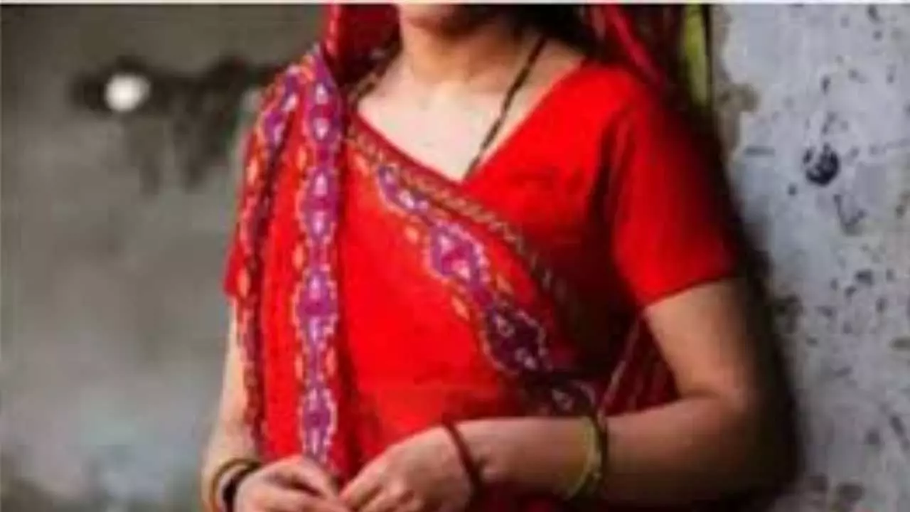 Jaunpur News|Man sold his wife to someone else for two lakh in jaunpur| Newstrack samachar ...