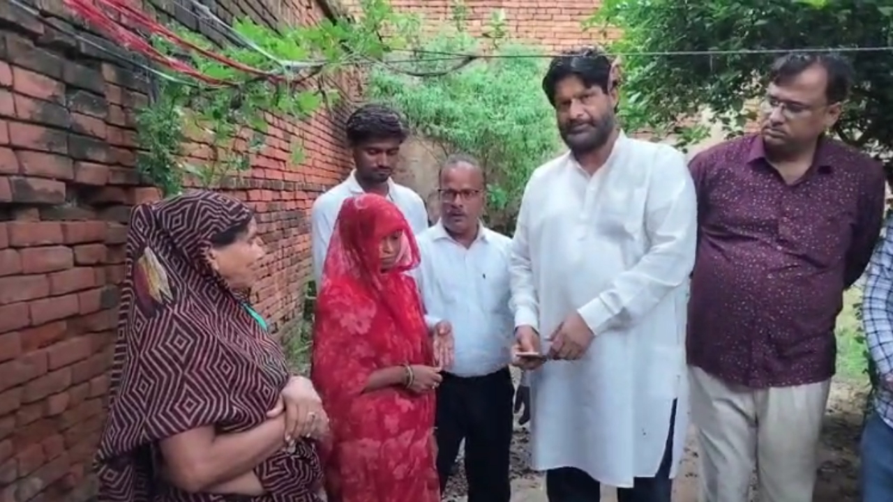 Former Union Minister Pradeep Jain Aditya Meets Loan Scam Victim Couple ...
