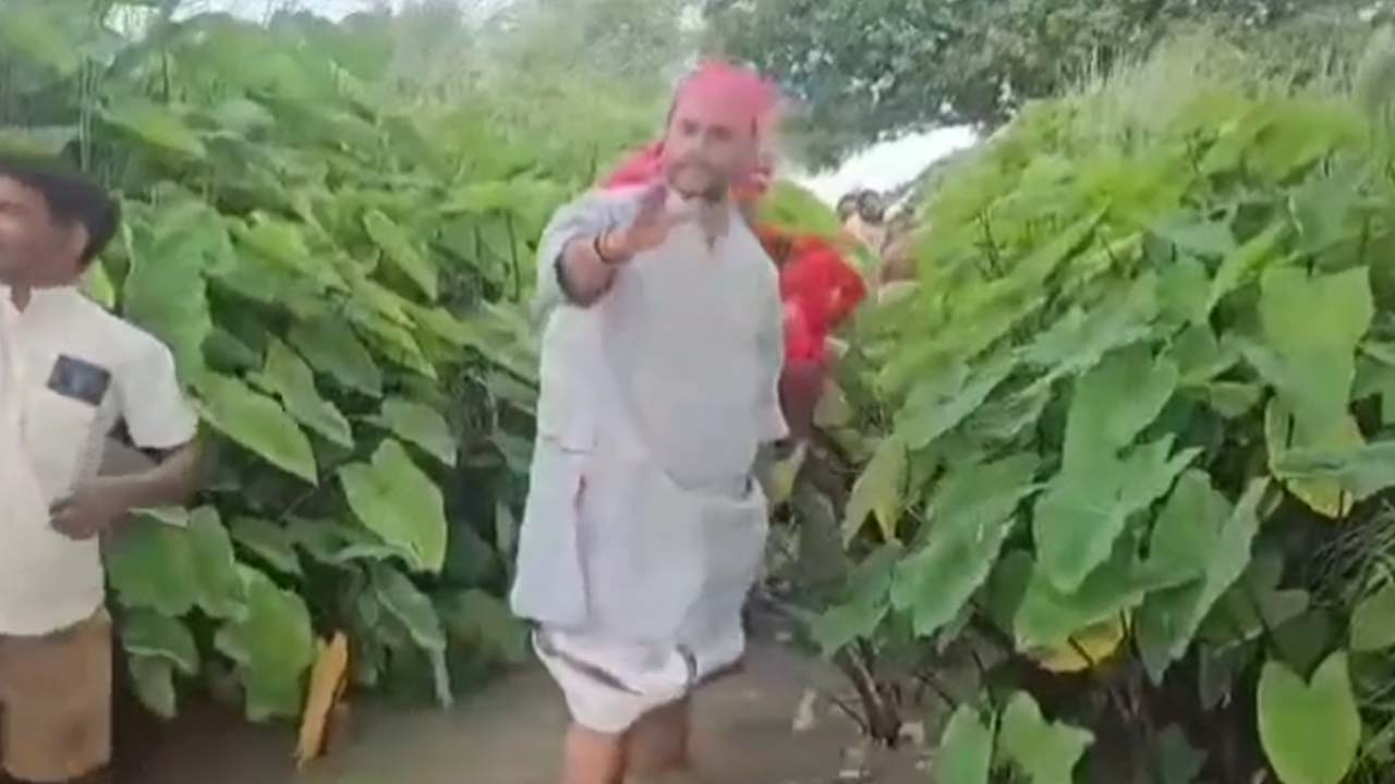Ex-MLA Manoj Singh W, along with farmers, cleaned a blocked canal in ...