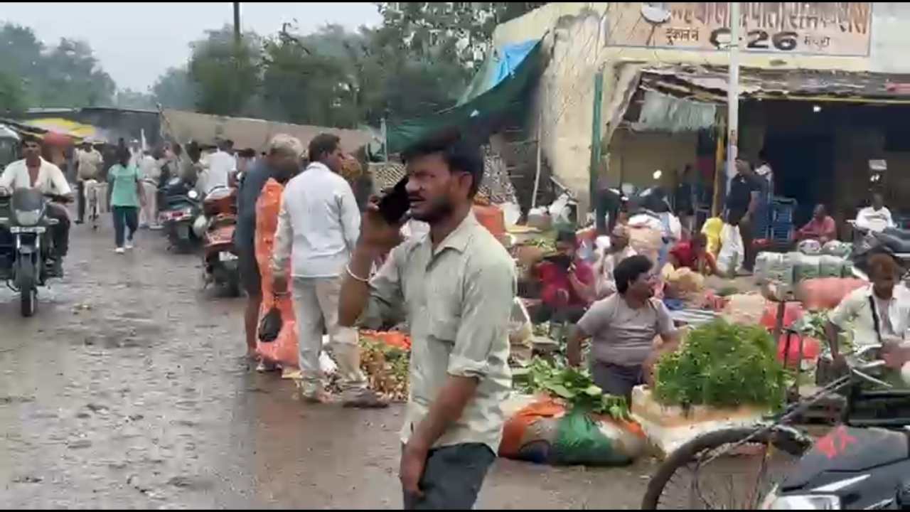 Mathura News| Mathura Vegetable Vendor Arrested for Disrespecting National Flag in Grain Market ...