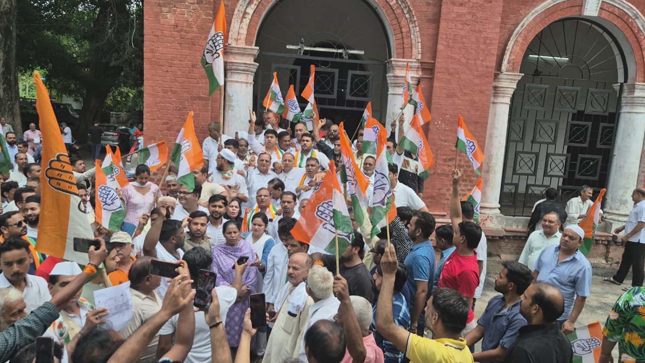Congress Protest in Meerut Against GIS Tax, Demands SIT Probe in Cow ...