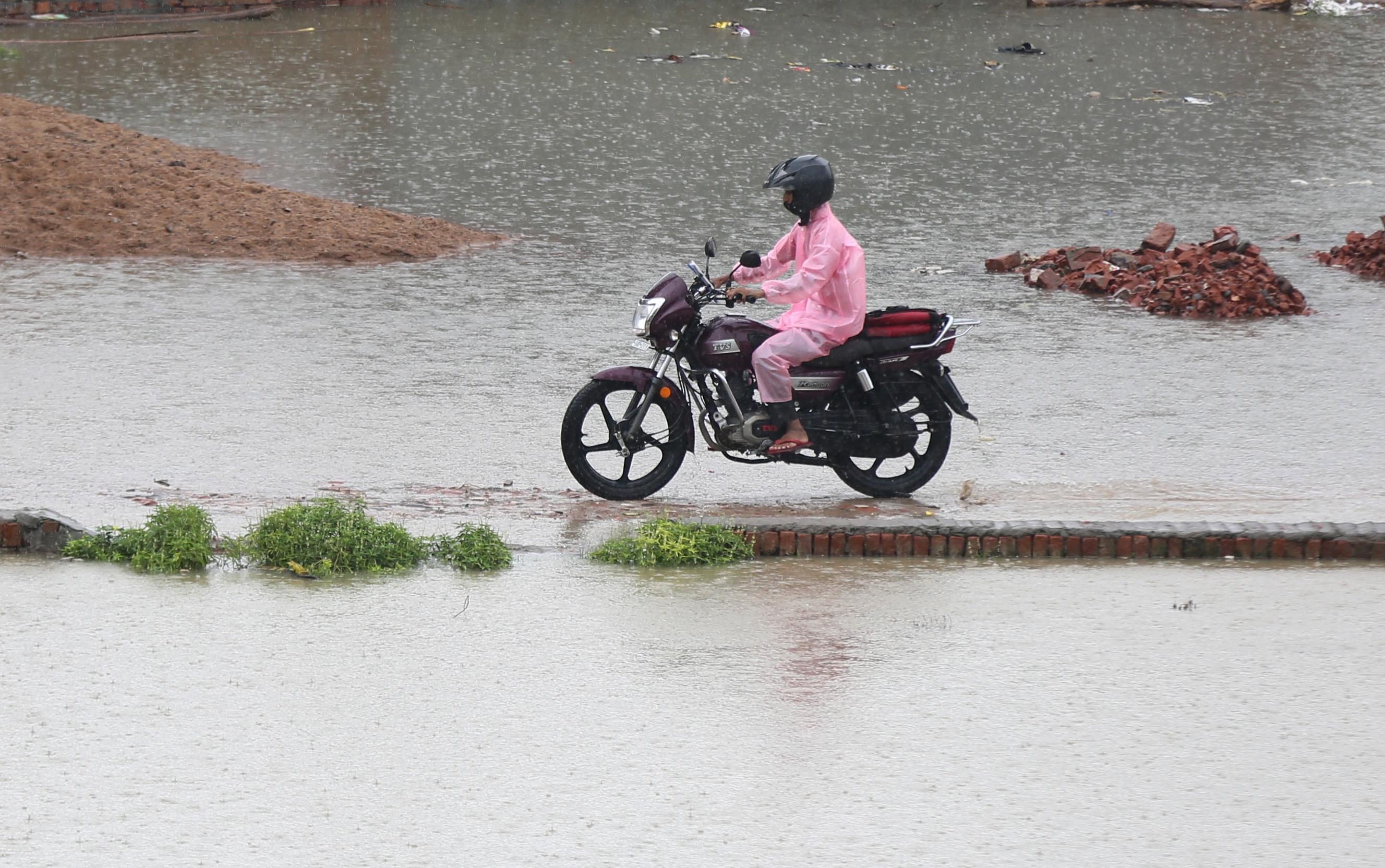 UP Weather Update On 5 August| 05 august alert heavy rain in 30 districts including Lucknow ...