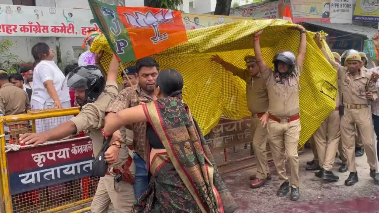 Congress and BJP came face to face, even the police system fail | Hardoi News: आमने सामने आए ...