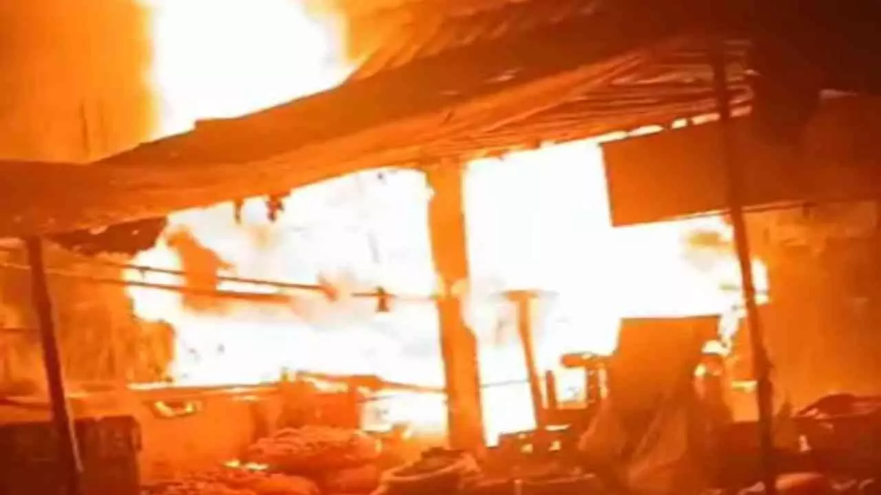 Etah Vegetable Market Fire: Two Shops burned to Ashes | Etah News: एटा ...