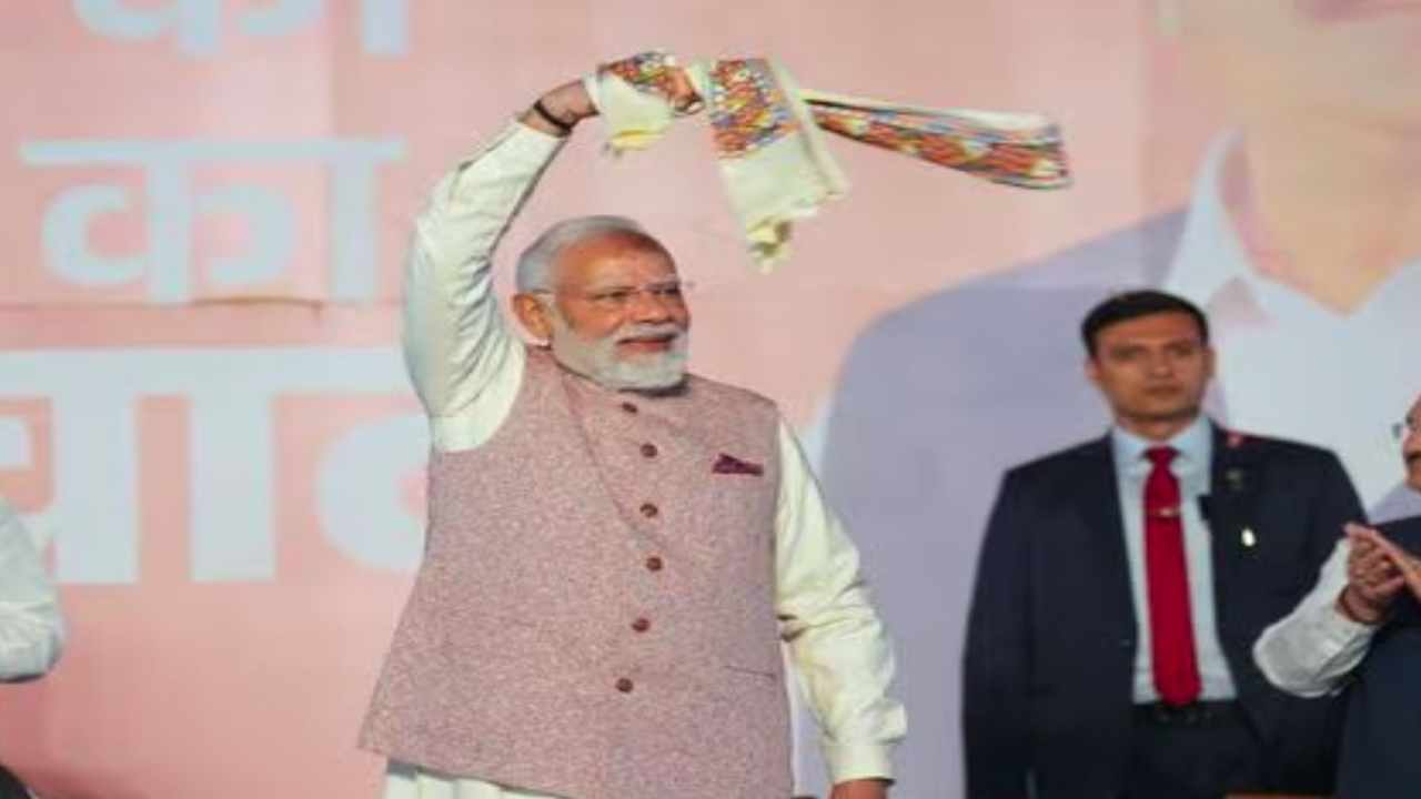 Nitish Kumar 10th Oath Ceremony: PM Modiâ s Gamcha Moment at Bihar NDA ...