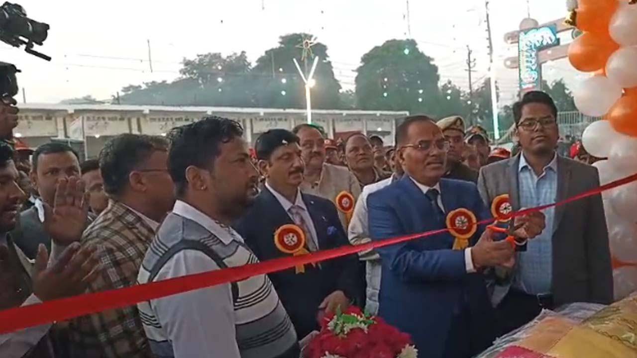 Etawah News: 115 साल पुरानी प्रदर्शनी का हुआ उद्घाटन, डीएम ने काटा फीता ...