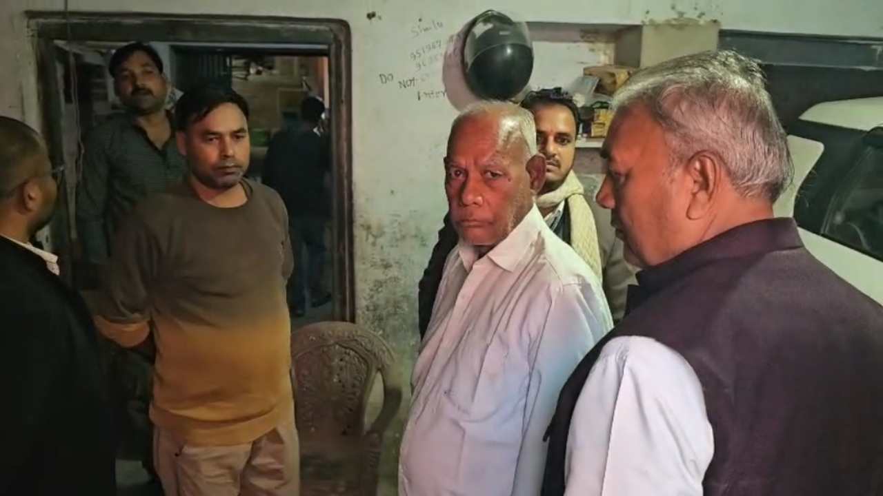 Raid on Banned Polythene Warehouse in Mahoba, Traders Express Anger | Mahoba News: महोबा में ...