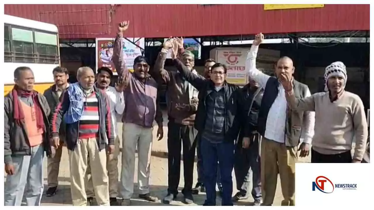 Mathura Roadways Employees Protest Against Private Bus Operators ...