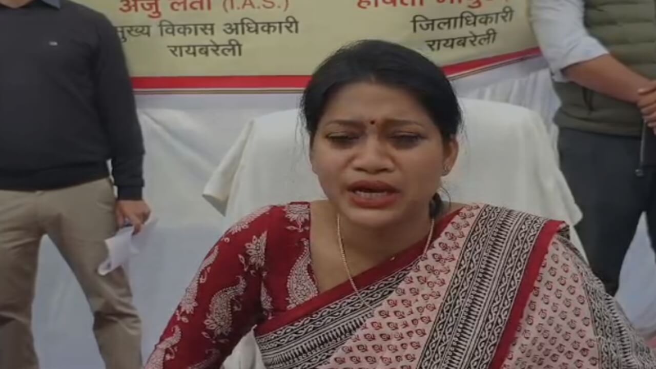 DM Harshita Mathur held a Gram Chaupal in Bahadurpur, Raebareli, heard ...
