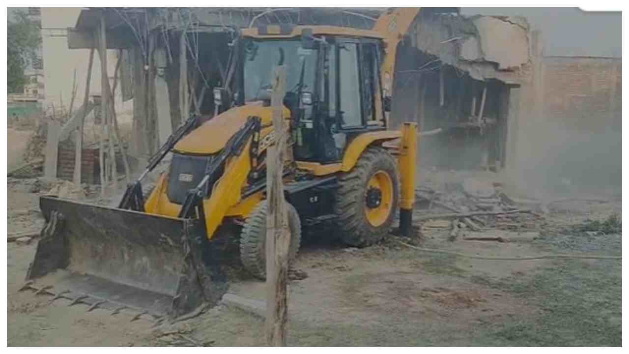 Raebareli Bulldozer Action: Woman Attacks Demolition Team With Axe ...