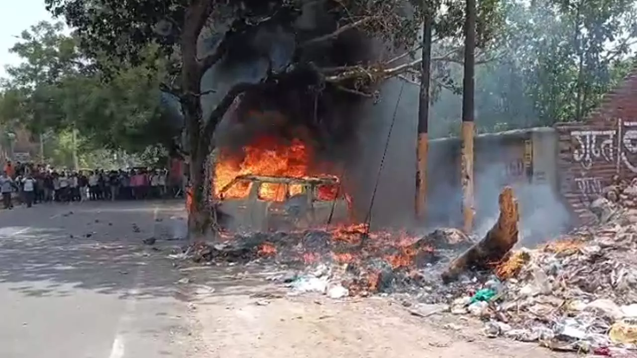 Hapur Kia Syros burns | garbage fire | Hapur Latest Hindi News | UP ...