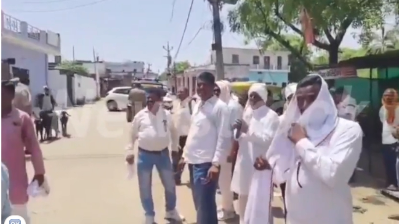 UP Congress Chief Ajay Rai Abuses PM Modi and Mahoba SP on Camera ...