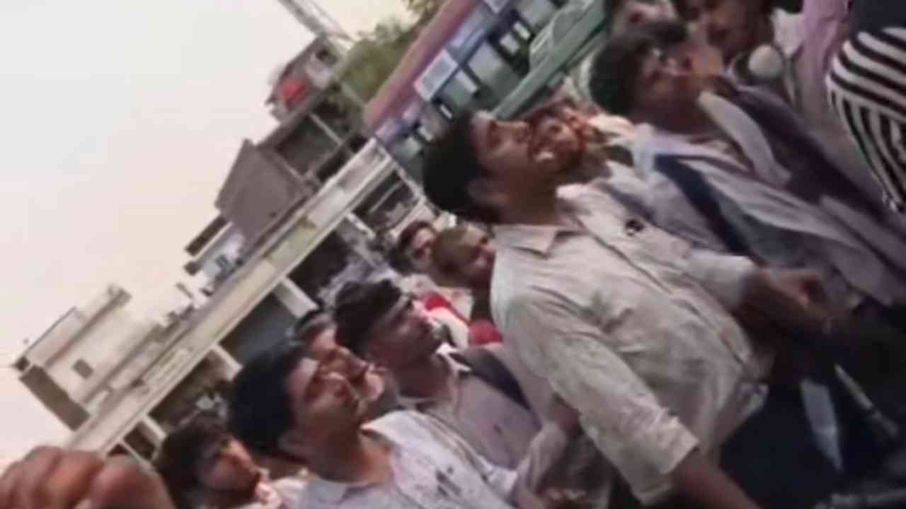 Jalaun Viral Video|Roadways ARM Allegedly Misbehaves with Police ...