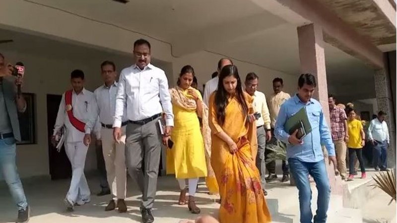 ias deepa ranjan took over charge of district magistrate of banda news ...