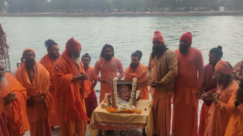saints of haridwar panchdasnam juna akhara paid tribute death of pm ...