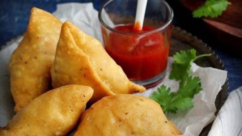 delhi famous samosa shops in every variety of samosa is available at ...