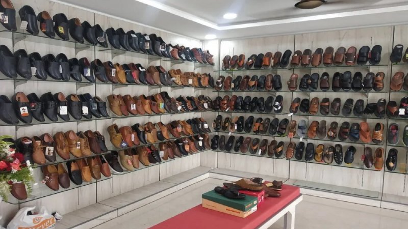 lucknow famous shoes showroom and top shoe shops in lucknow me jute ki ...