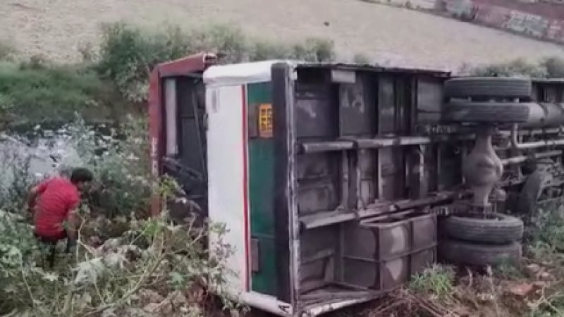 up roadways bus overturned in a ditch due to doze in aligarh accident ... up roadways bus overturned in a ditch due to doze in aligarh accident ...