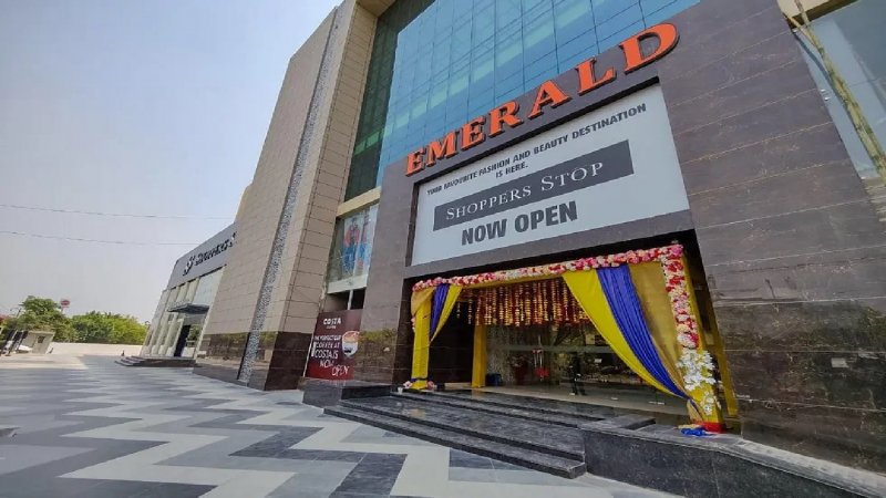 lucknow famous shopping place emerald mall available all brand and food ...