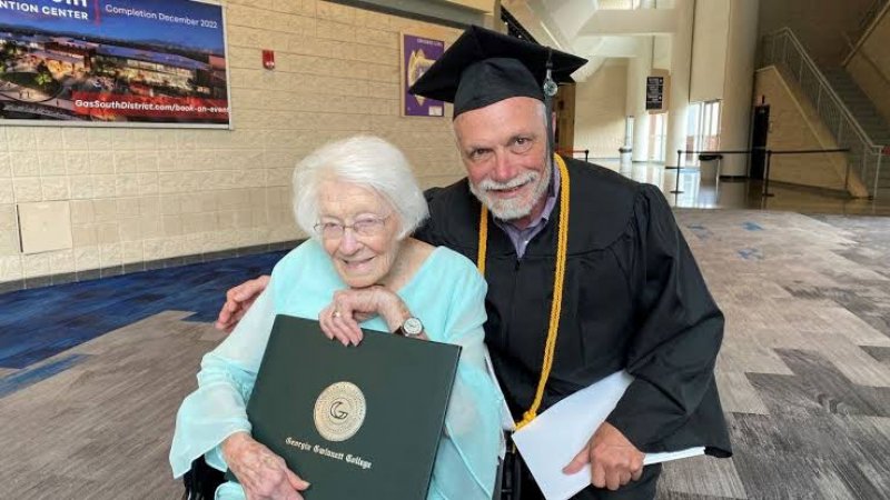 pass graduation in old age passed graduation at the age of 72 and took ...