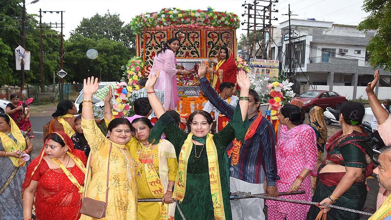 Banke Bihari Ji Procession Taken Out With Great Pomp Devotees Were Engrossed In Devotion Latest