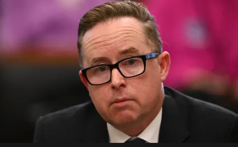 Qantas airlines CEO announces resignation
